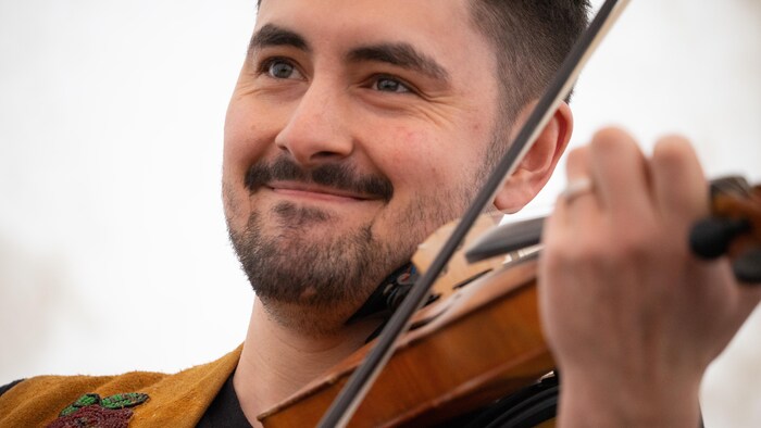 Être violoneux au Festival du Voyageur, de grand-père en petit-fils ...