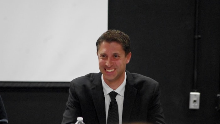 Michael Kram invite politiciens et citoyens à donner à la banque ...