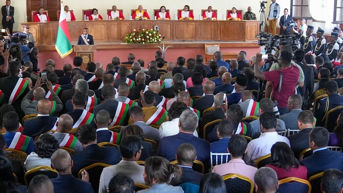 Madagascar : le colonel Randrianirina investi président | Radio-Canada