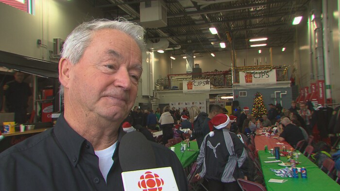 Grande distribution de cadeaux des pompiers de Sherbrooke | Radio-Canada