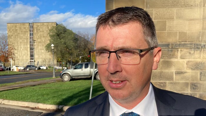 Un député veut renforcer la diffusion du Ô Canada à l’école | Radio-Canada