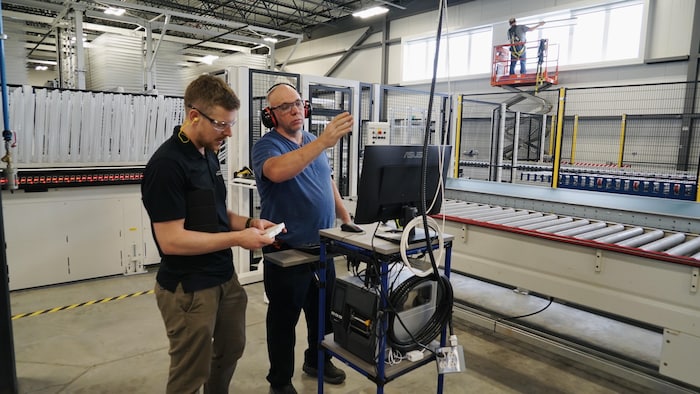Miralis inaugure sa deuxième usine à Saint-Anaclet-de-Lessard | Radio-Canada