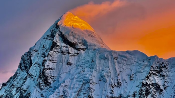 Un alpiniste de Minto brandit le drapeau du N.-B. au sommet de l ...