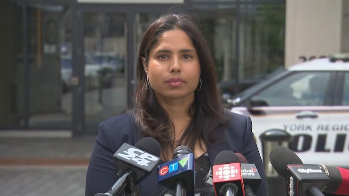 La police tire sur un homme qui aurait attaqué une femme dans un ...