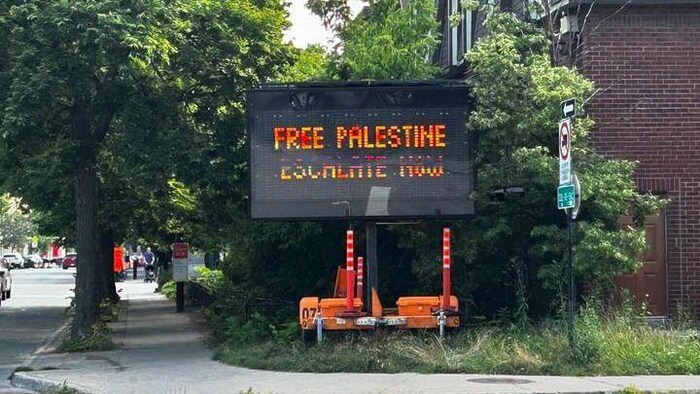 Des panneaux de signalisation à Montréal affichent des slogans ...