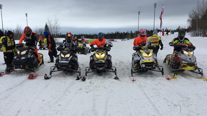 Course d'accélération de motoneiges au Mont-Vidéo | Radio-Canada