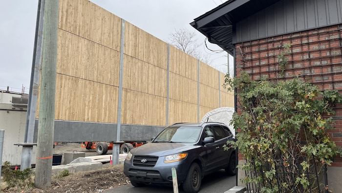 « C’est inhumain » : une citoyenne de Magog désespérée par le mur ...
