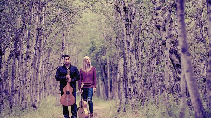 La douce harmonie des voix du duo Burnstick | Radio-Canada