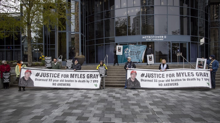 Une enquête publique examinera la conduite de 7 policiers de Vancouver ...