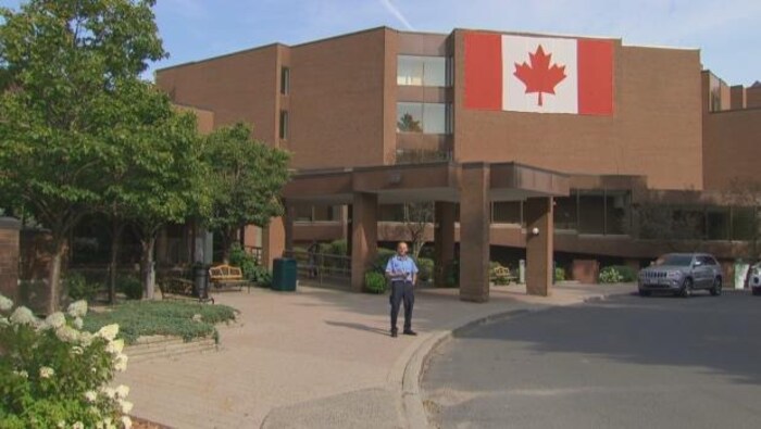 Un centre d'accueil pour migrants ouvre à Cornwall | Radio-Canada