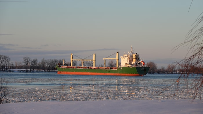 Un navire échoué depuis deux jours au large de Verchères, la Garde ...
