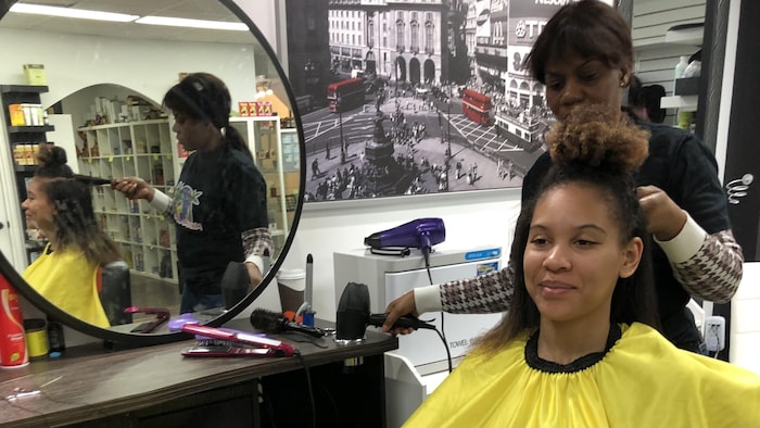 Un salon de coiffure spécialisé dans les cheveux frisés et les ...
