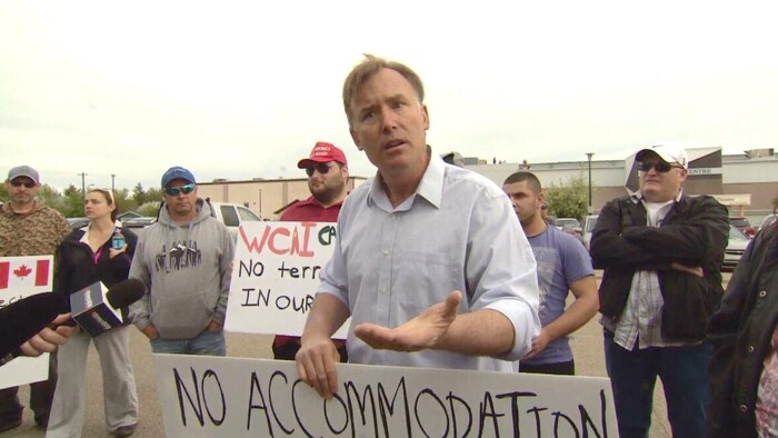 Un groupe d'extrême droite accueilli par des manifestants à Halifax ...