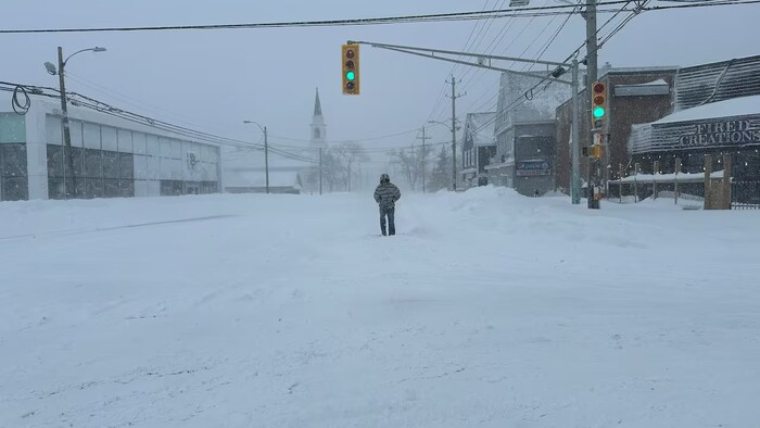 Une grosse tempête de neige balaie l’Atlantique | Radio-Canada