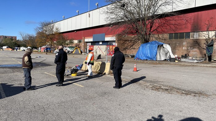 La Cour supérieure saisie du dossier des tentes du Centre Robert ...