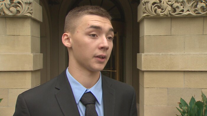 Après la mort de ses deux parents, il veut de meilleurs services en ...