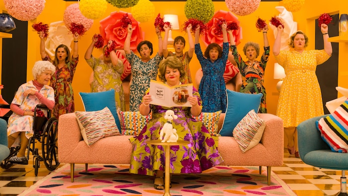 Nos belles-sœurs, le film : un regard moderne et coloré sur le classique de Tremblay | Radio-Canada