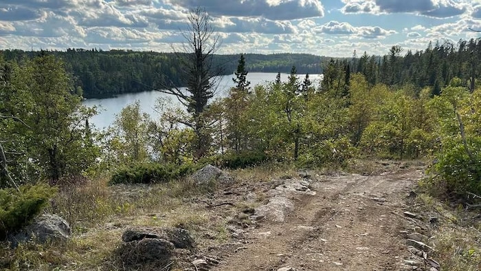 Un nouveau sentier ouvre à l’extrémité est du lac Falcon | Radio-Canada