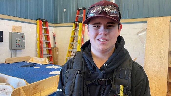 Des élèves construisent une maison dans leur classe de charpenterie ...