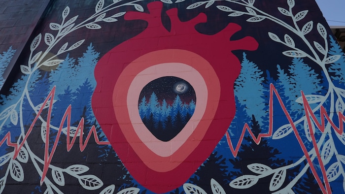 L’art autochtone au cœur d’une murale | Radio-Canada