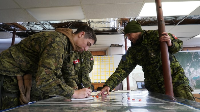 Exercice militaire dans les anciennes mines de Thetford | Radio-Canada