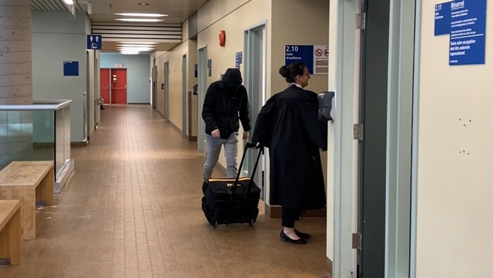 Un jeune homme coupable de proxénétisme | Radio-Canada