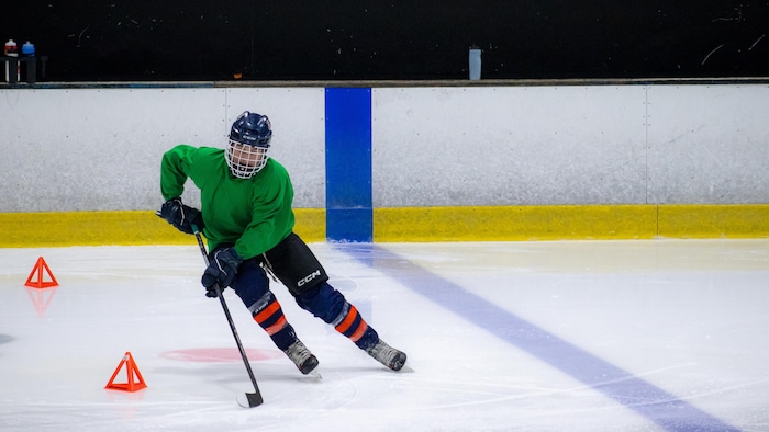 Mélodie Bouchard propulse le hockey féminin sur la Côte-Nord | Radio-Canada