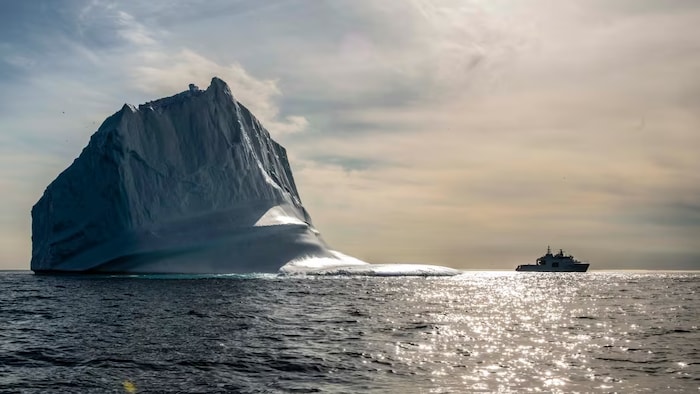 Un navire de la Marine royale canadienne croise un très gros iceberg ...