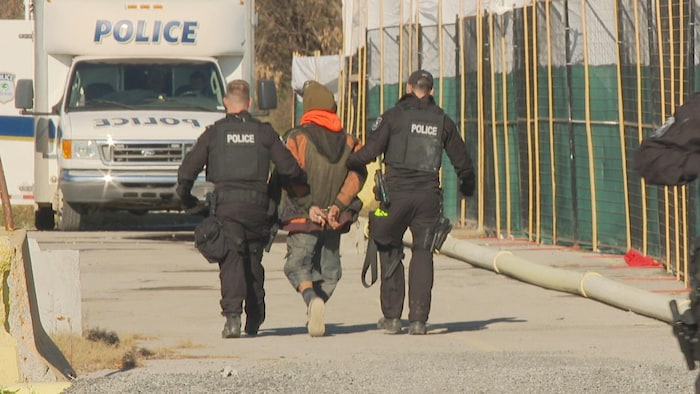 Arrestations et saisies au campement du Centre Robert-Guertin | Radio ...