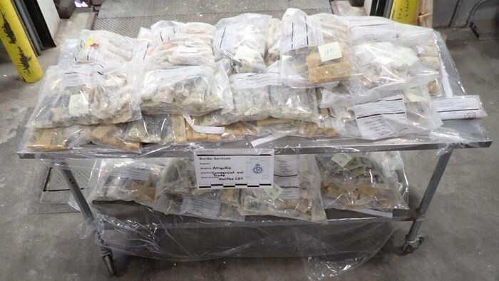 Plus de 95 kg d’opium saisis dans le port d’Halifax | Radio-Canada