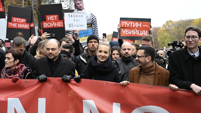 En exil, l’opposition russe tient sa première grande manifestation ...