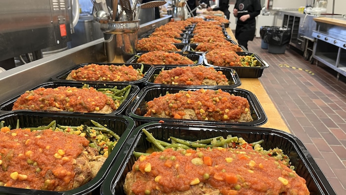 2000 repas préparés pour le comptoir alimentaire de Baie-Comeau | Radio ...