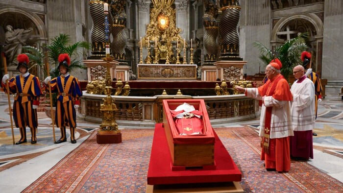 La place Saint-Pierre sous cloche avant les funérailles du pape | Radio ...