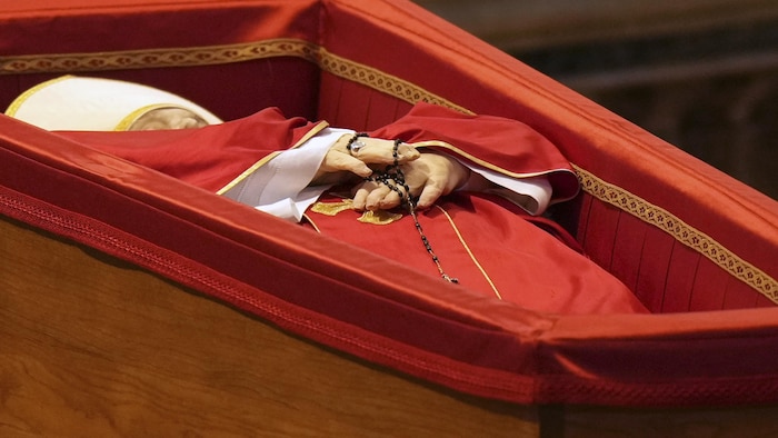Les catholiques affluent à la basilique Saint-Pierre pour un hommage au ...