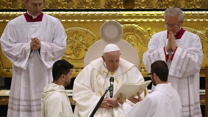 La messe papale de la réconciliation devant beaucoup moins de fidèles ...