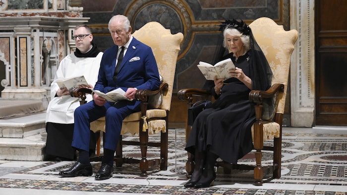 Le pape et le roi Charles III prient ensemble, une première historique ...