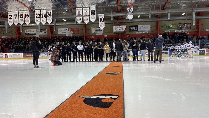 Une vie sauvée sur un terrain de football | Radio-Canada