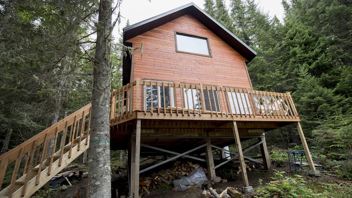 Des chalets hurons-wendats construits dans le parc de la Jacques ...