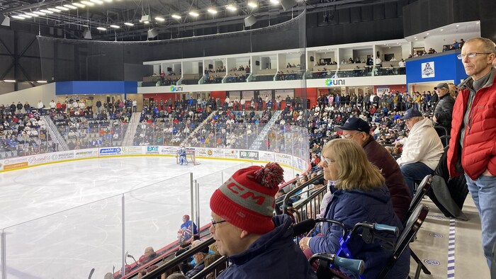 Le Blizzard d’Edmundston remporte le premier match en deuxième ronde | Radio-Canada