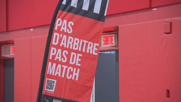 Le respect des arbitres sportifs s’impose enfin sur le jeu | Radio-Canada