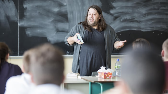 « Écrivain, on ne vit pas de ça au Québec » | Radio-Canada