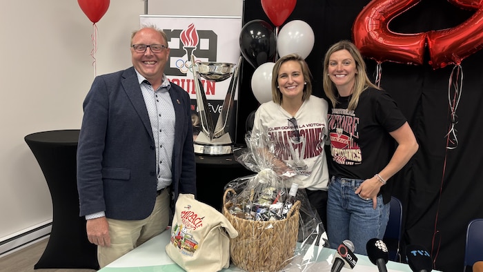 Marie-Philip Poulin avec la coupe Walter à Beauceville | Radio-Canada