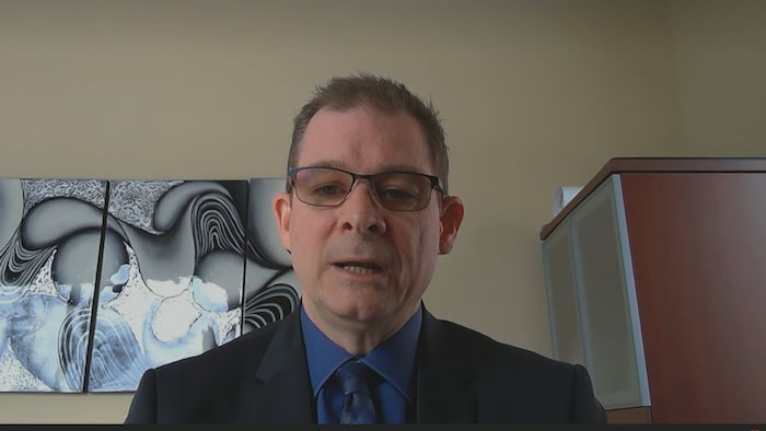 Dans sa routine, le personnel de CHSLD devrait « nommer l’eau » aux ...