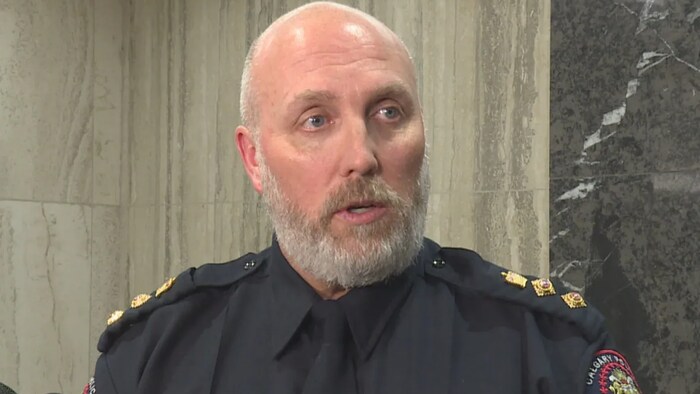 Polémique après que la police de Calgary a réembauché un officier ...