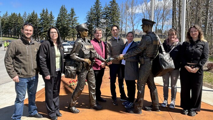 Un bronze posthume de Paryse Martin rend hommage au SPVQ | Radio-Canada