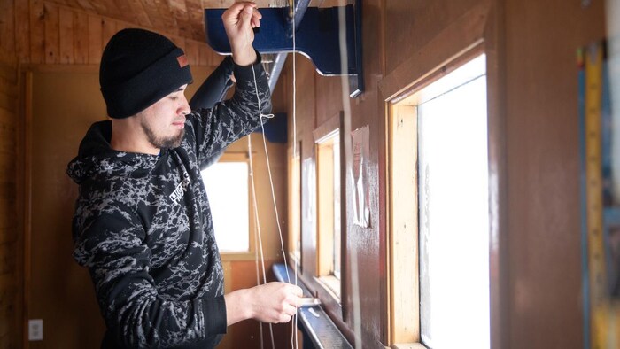 La pêche au poulamon se termine dans la neige | Radio-Canada