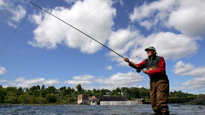 Des pêcheurs se mobilisent pour préserver le saumon atlantique | Radio ...
