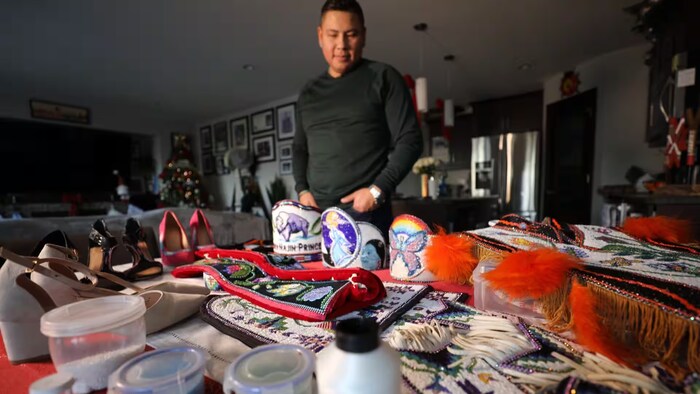 Des hommes autochtones brisent le stéréotype lié au perlage | Radio-Canada