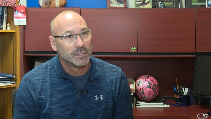 Augmentation de 400 % des frais pour les étudiants-athlètes | Radio-Canada