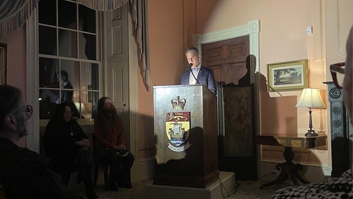 Phil Comeau reçoit un prix en arts de la lieutenante-gouverneure du ...